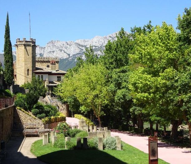 La Rioja Wineries Day Trip & Lunch | kimkim